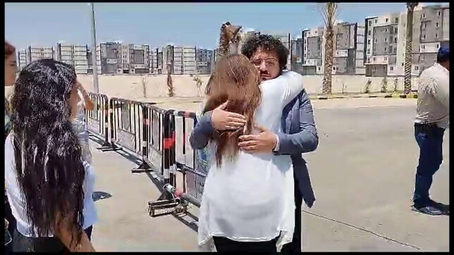 Fotogallery - Zaki torna libero: il rilascio e l'abbraccio con la madre