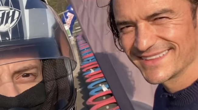 Fabio Rovazzi sfida Orlando Bloom a go-kart
