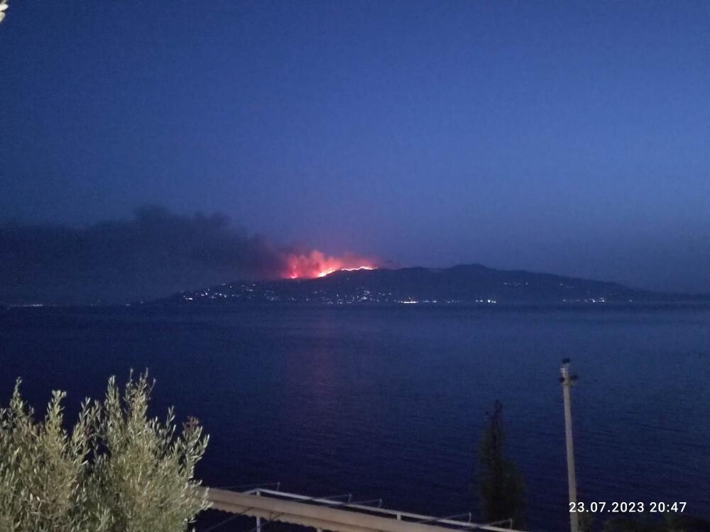 Grecia, le fiamme avvolgono Corfù: evacuati 17 villaggi