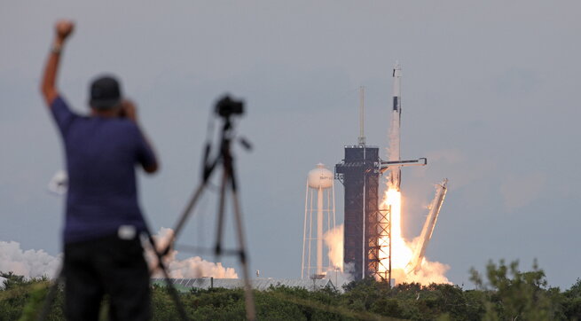 Il razzo di SpaceX e Elon Musk, Falcon 9, ha bucato la ionosfera