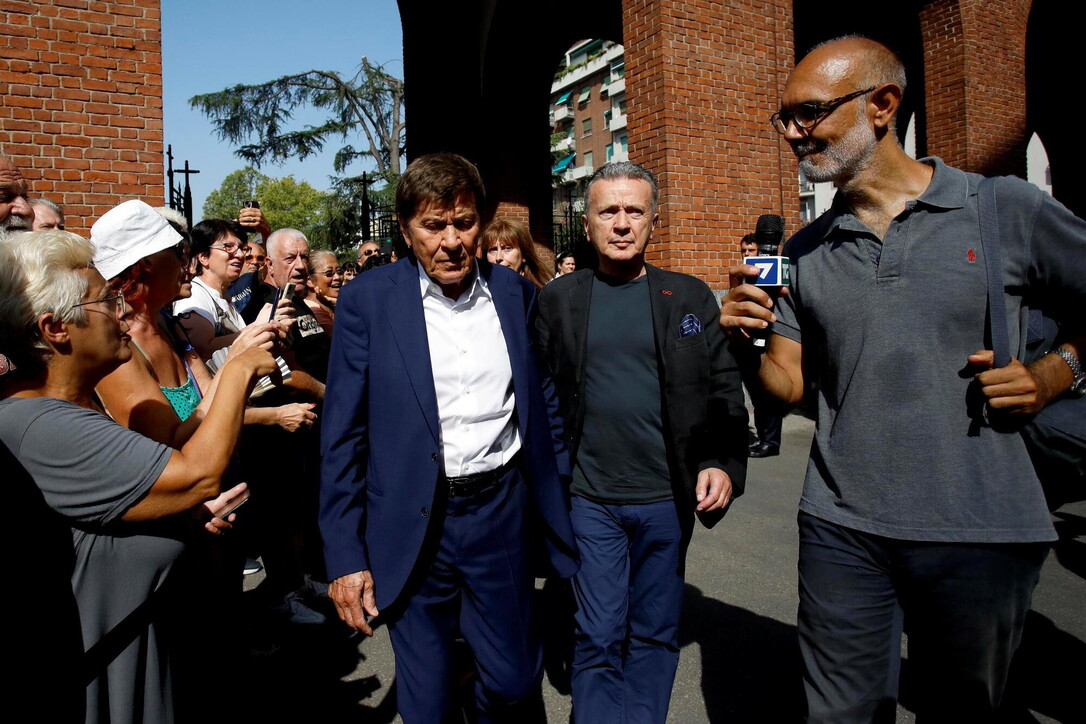 Toto Cutugno, folla ai funerali: l'ultimo applauso della gente