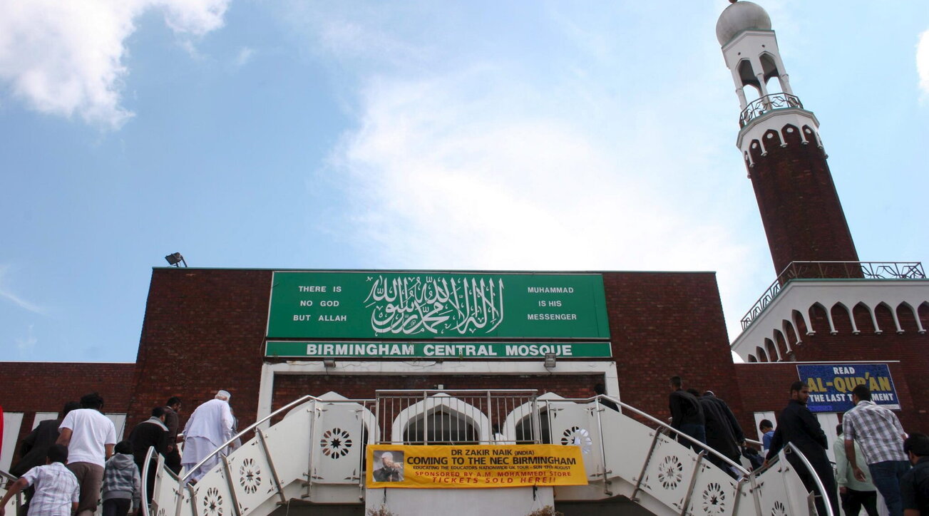 Imam moschea Birmingham: "Come lapidare una donna adultera"