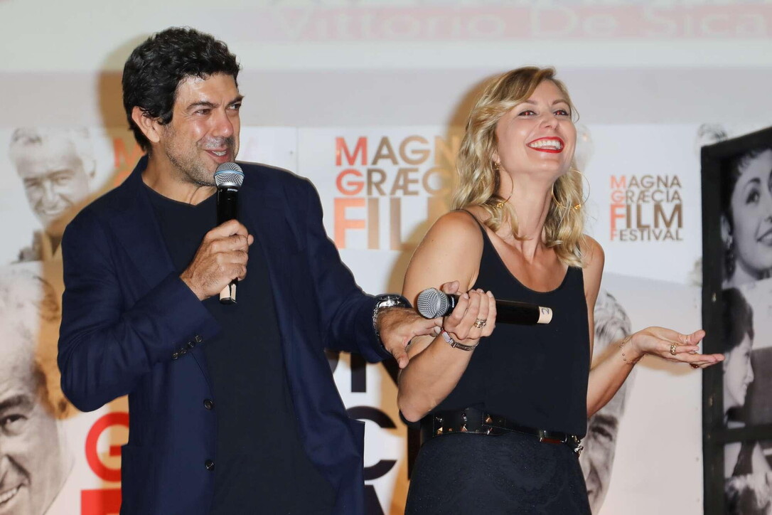 Pierfrancesco Favino e Anna Ferzetti (in topless) a Formentera