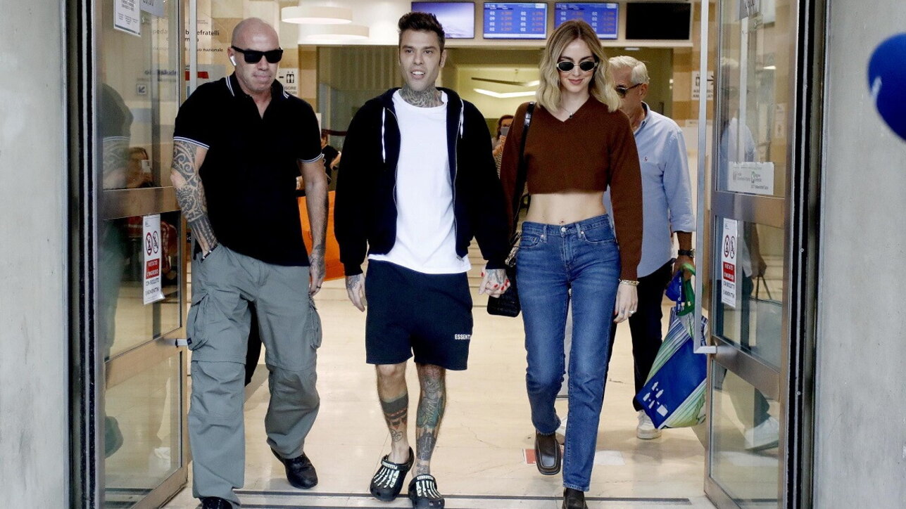 Fotogallery - Fedez, il primo sorriso dopo la grande paura: l'uscita ...