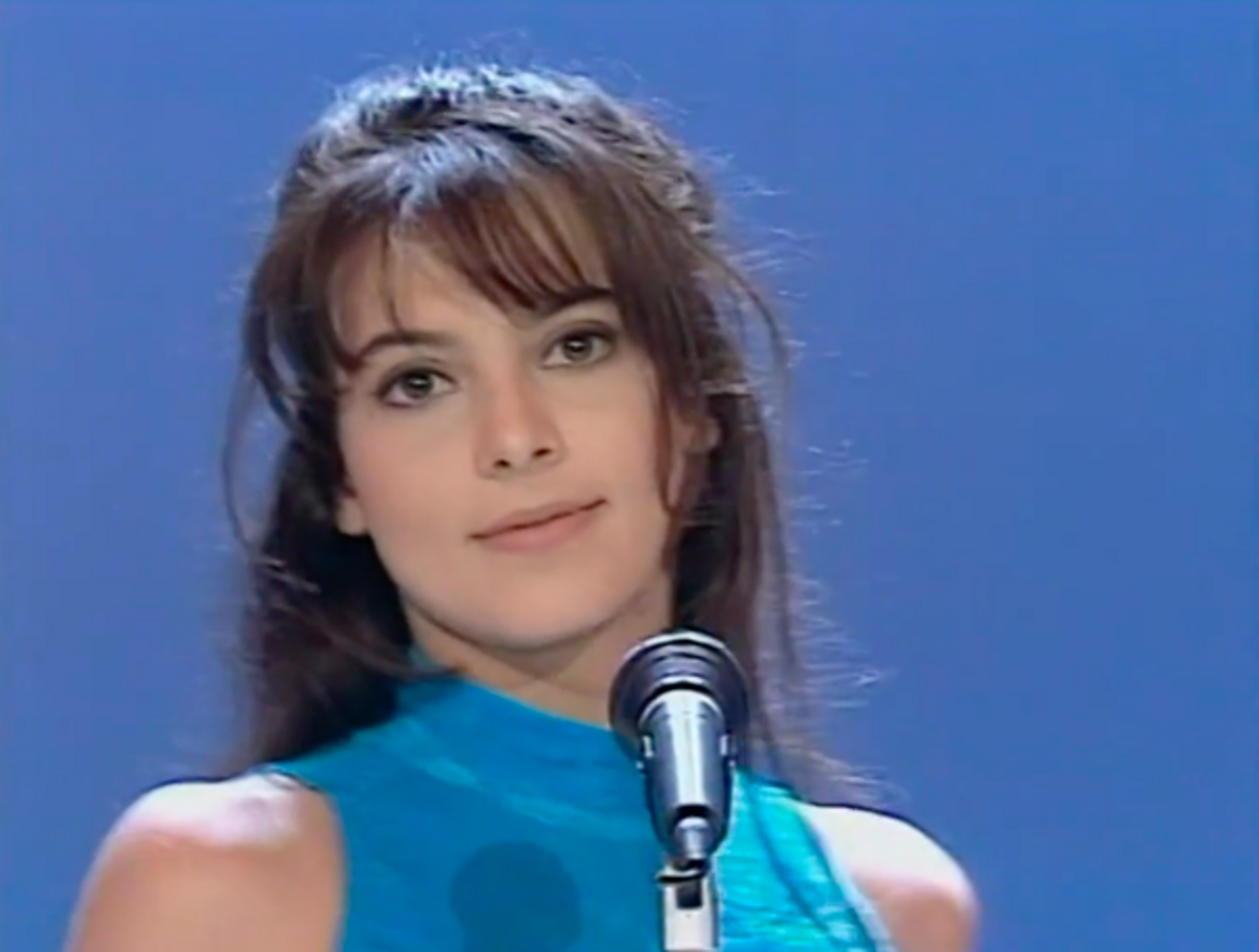 Una giovane Miriana Trevisan canta a "Non è la Rai" del 1994