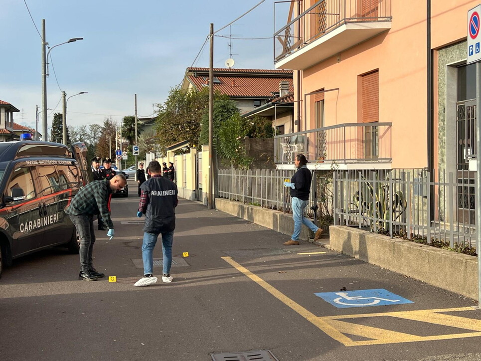 Legnano (Milano), spara alla compagna e si suicida: donna è grave