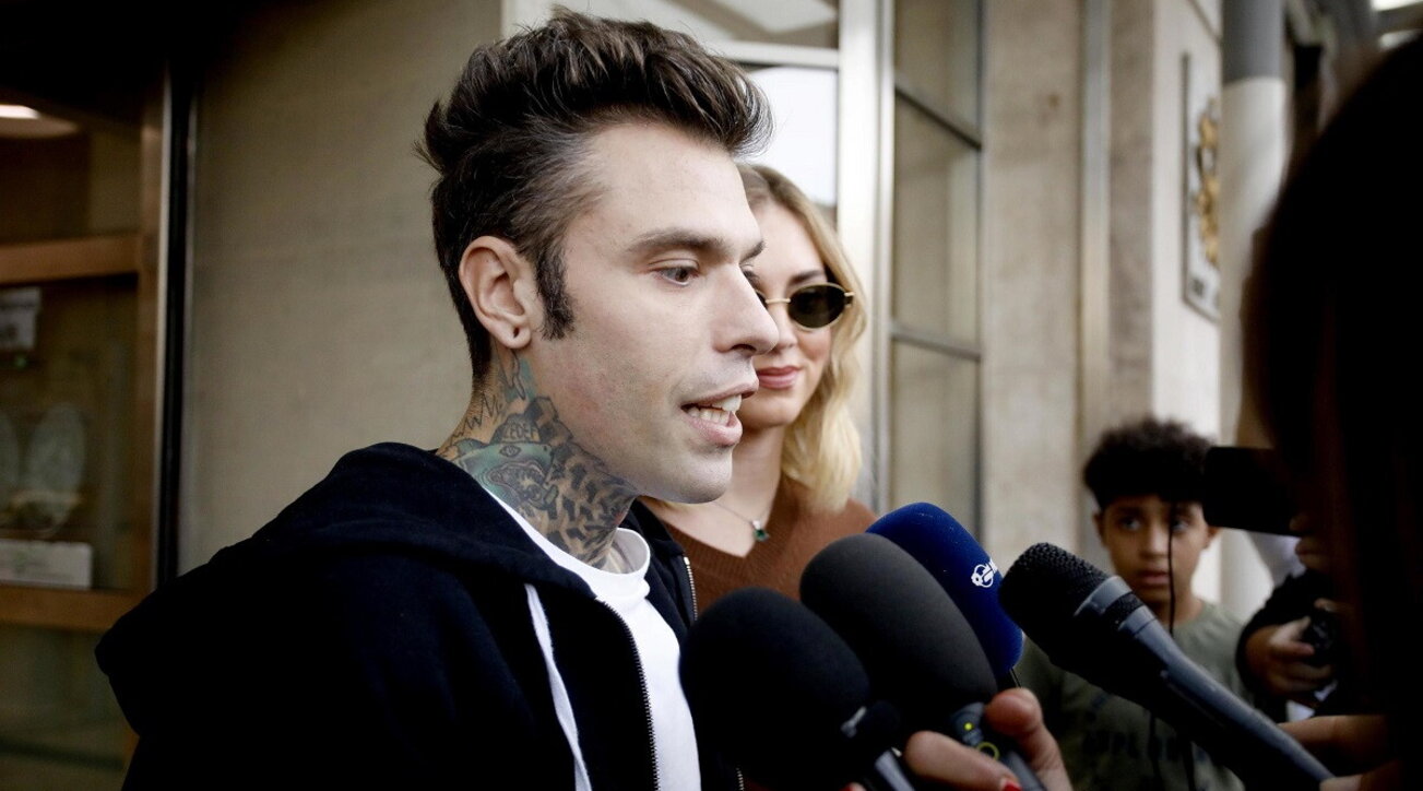 Fedez scende in piazza Duomo a Milano per le donazioni di sangue