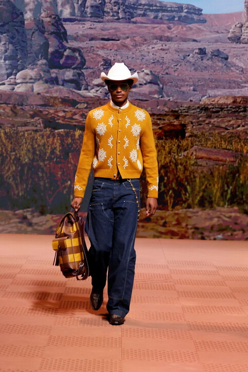 Louis Vuitton in versione western: una sfilata di cowboy dandy
