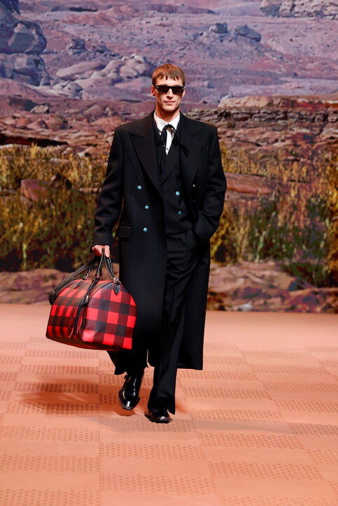 Louis Vuitton in versione western: una sfilata di cowboy dandy