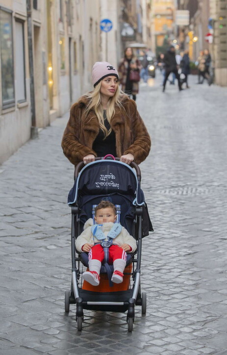 Da Fabrizio Corona a Nina Zilli, ecco i vip paparazzati a spasso