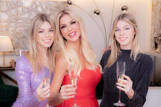 Fotogallery - Matilde Brandi festeggia i 18 anni di Aurora e Sofia