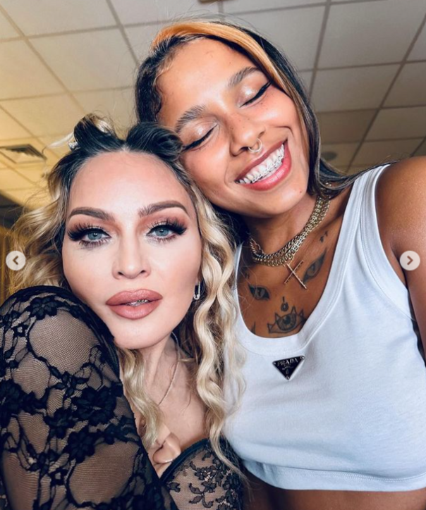 Madonna "provoca" sul palco a New York con un bacio lesbo