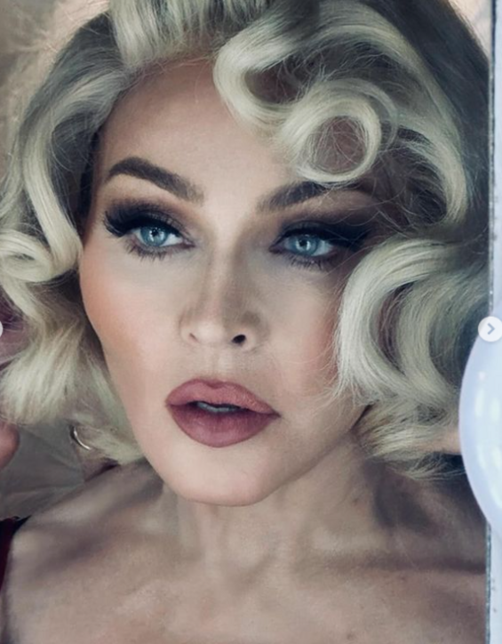 Madonna "provoca" sul palco a New York con un bacio lesbo