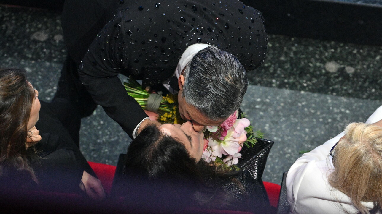 Fotogallery - Fiorello regala un mazzo di fiori alla moglie e alle figlie