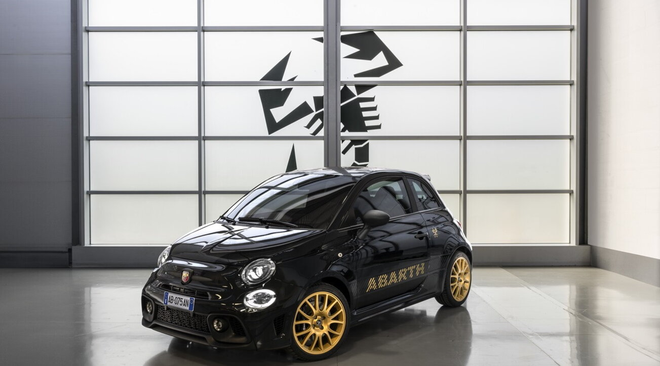 Abarth ha presentato la nuova 695 75° Anniversario.