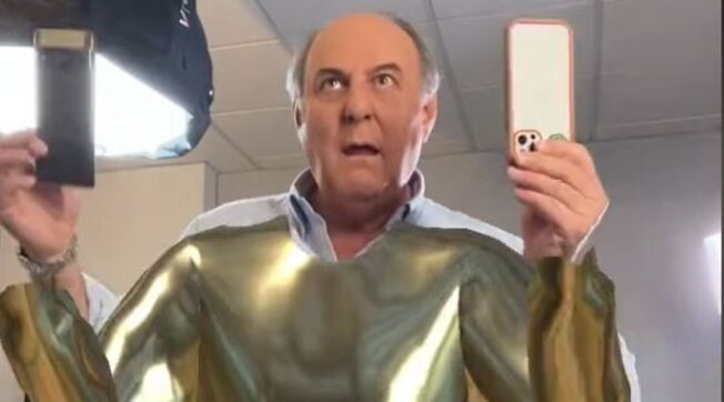 E Gerry Scotti tira fuori 5 cellulari dalla sua "Tuta gold"