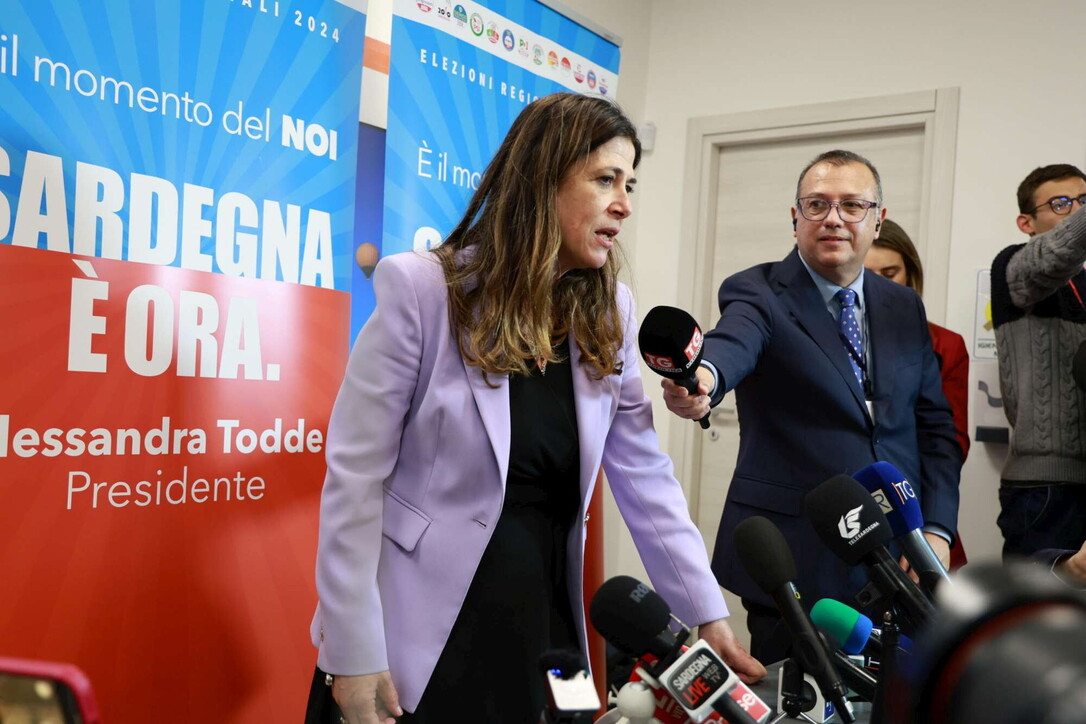 Sardegna, Alessandra Todde festeggia con Conte e la Schlein