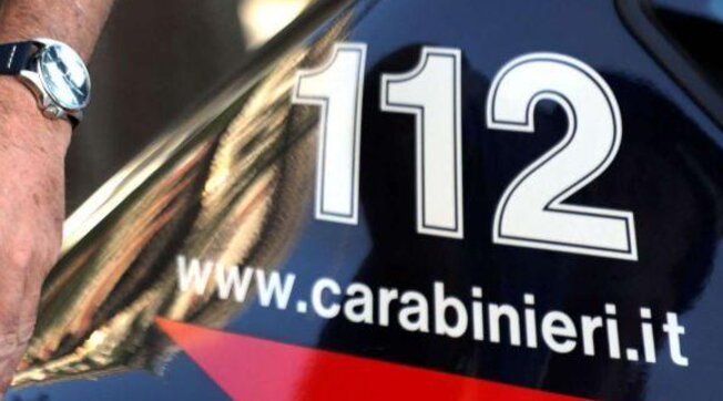 Pisa, lite in famiglia: bimbo chiama il 112 e salva la madre