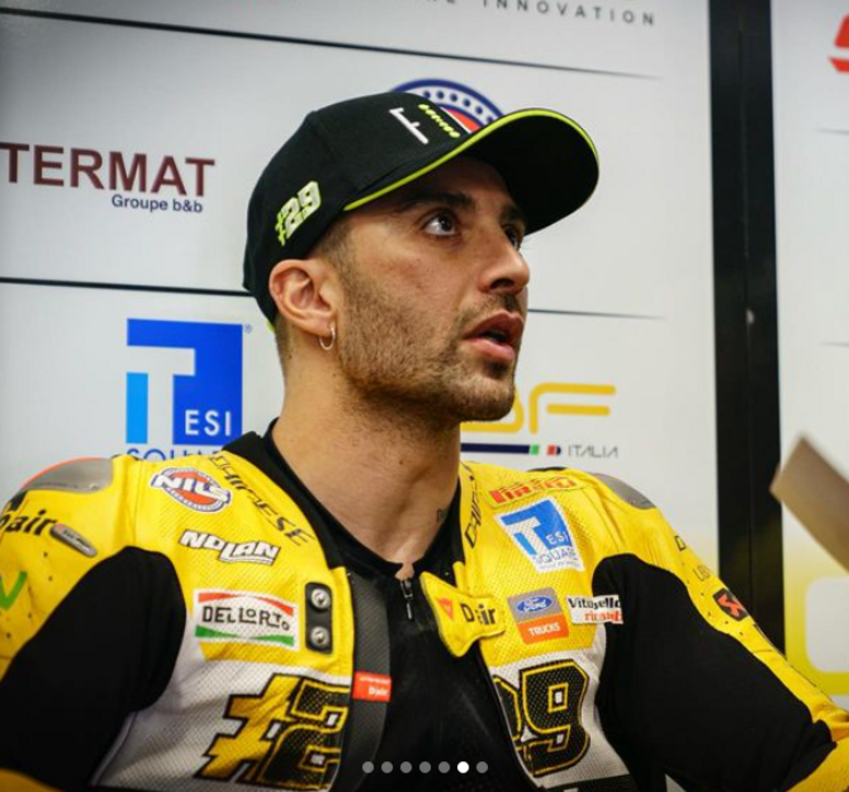 Andrea Iannone ed Elodie festeggiano nudi in piscina dopo la gara