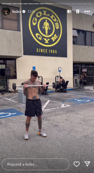 Fedez nudo in terrazza a Los Angeles