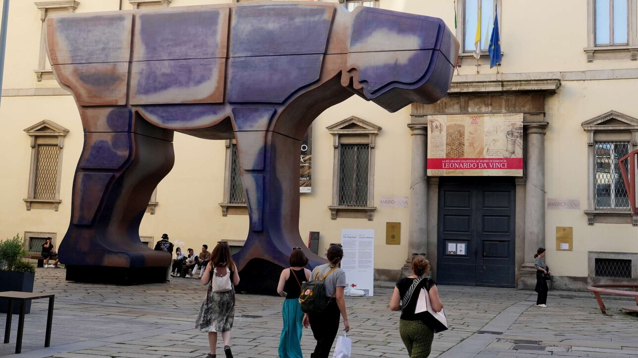 Milano Design Week 2024, "L'Uomo Stanco" di Gaetano Pesce davanti alla ...