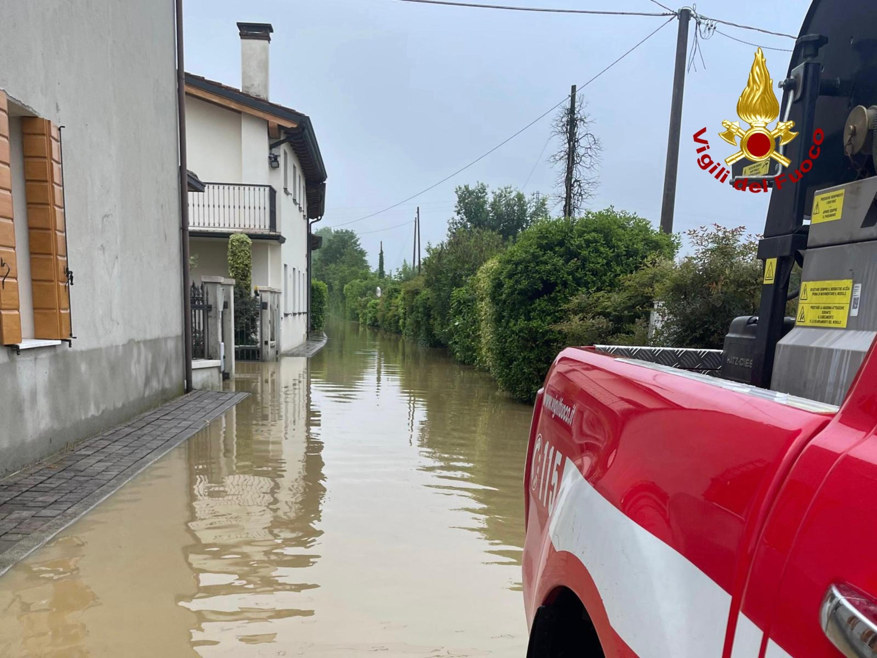 Maltempo Veneto, il fiume Muson rompe gli argini: allagamenti