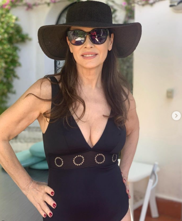 Elena Sofia Ricci bellissima in costume a 62 anni